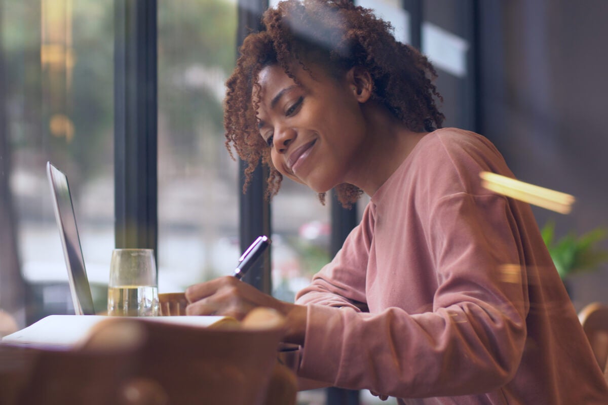 Lettering: ¿qué es y qué beneficios aporta? - Mejor con Salud