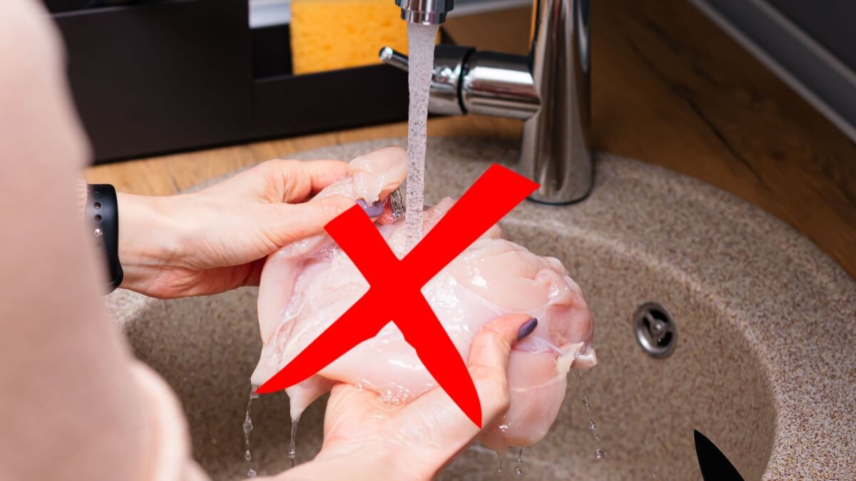 Conoce las razones por las que no debes lavar el pollo - Mejor con Salud