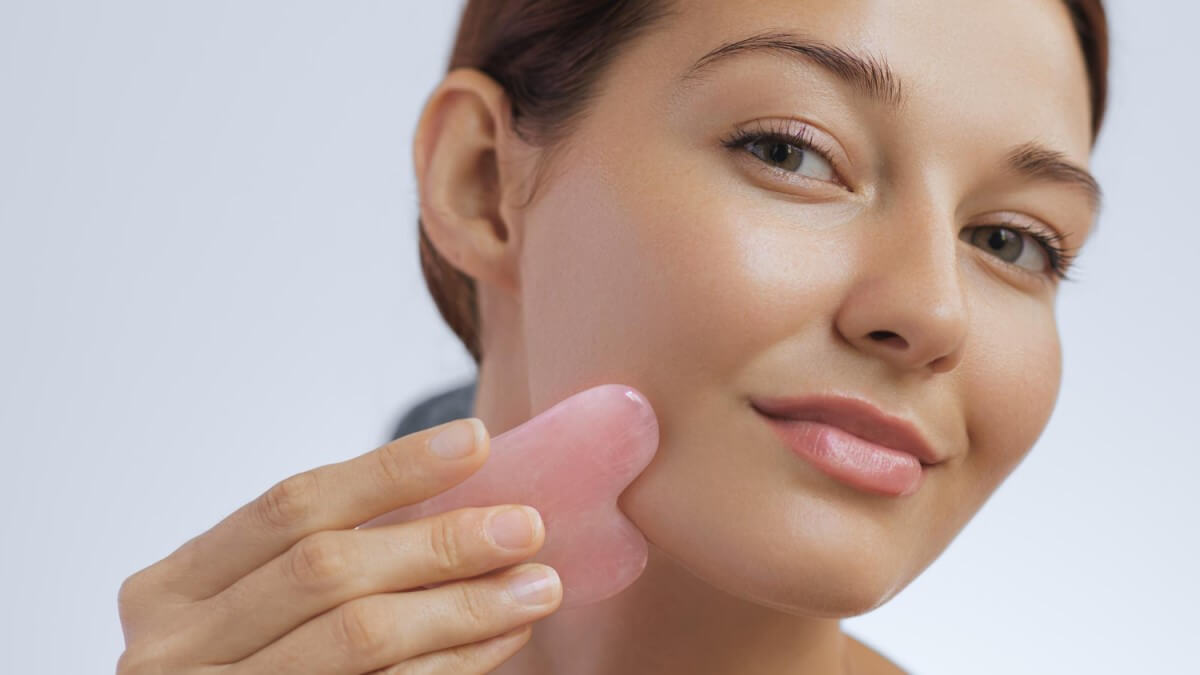 Aprende a usar la «Gua Sha» para hacerte un masaje facial - Mejor con Salud