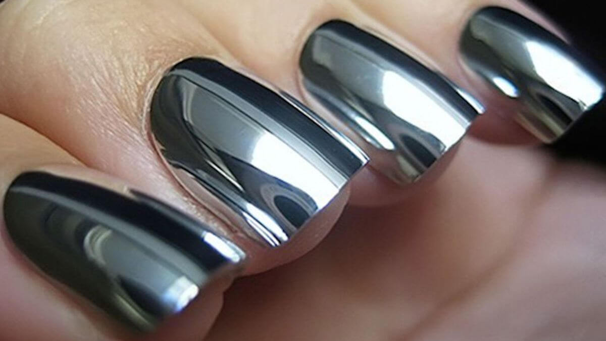 Logra el efecto espejo en tus uñas fácilmente con este paso a paso ...