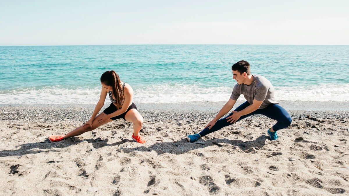 10 ejercicios para hacer en la playa y mantener la rutina este verano - Mejor con Salud