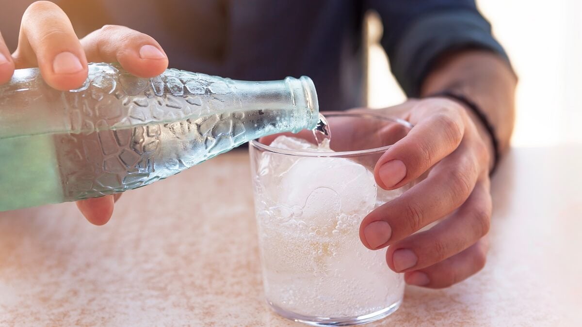 ¿Es más saludable el agua con gas que la natural? Esto dice la ciencia ...