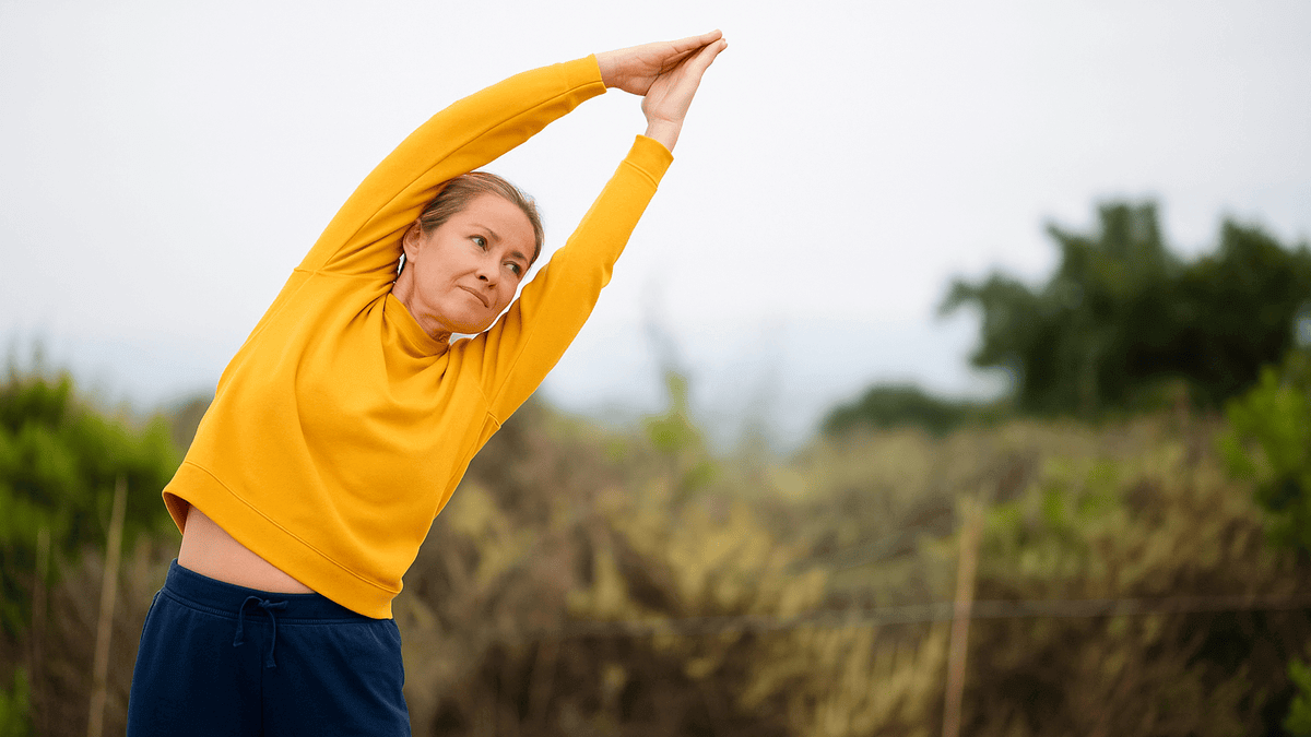 Walking yoga, la práctica que transforma una simple caminata en ...